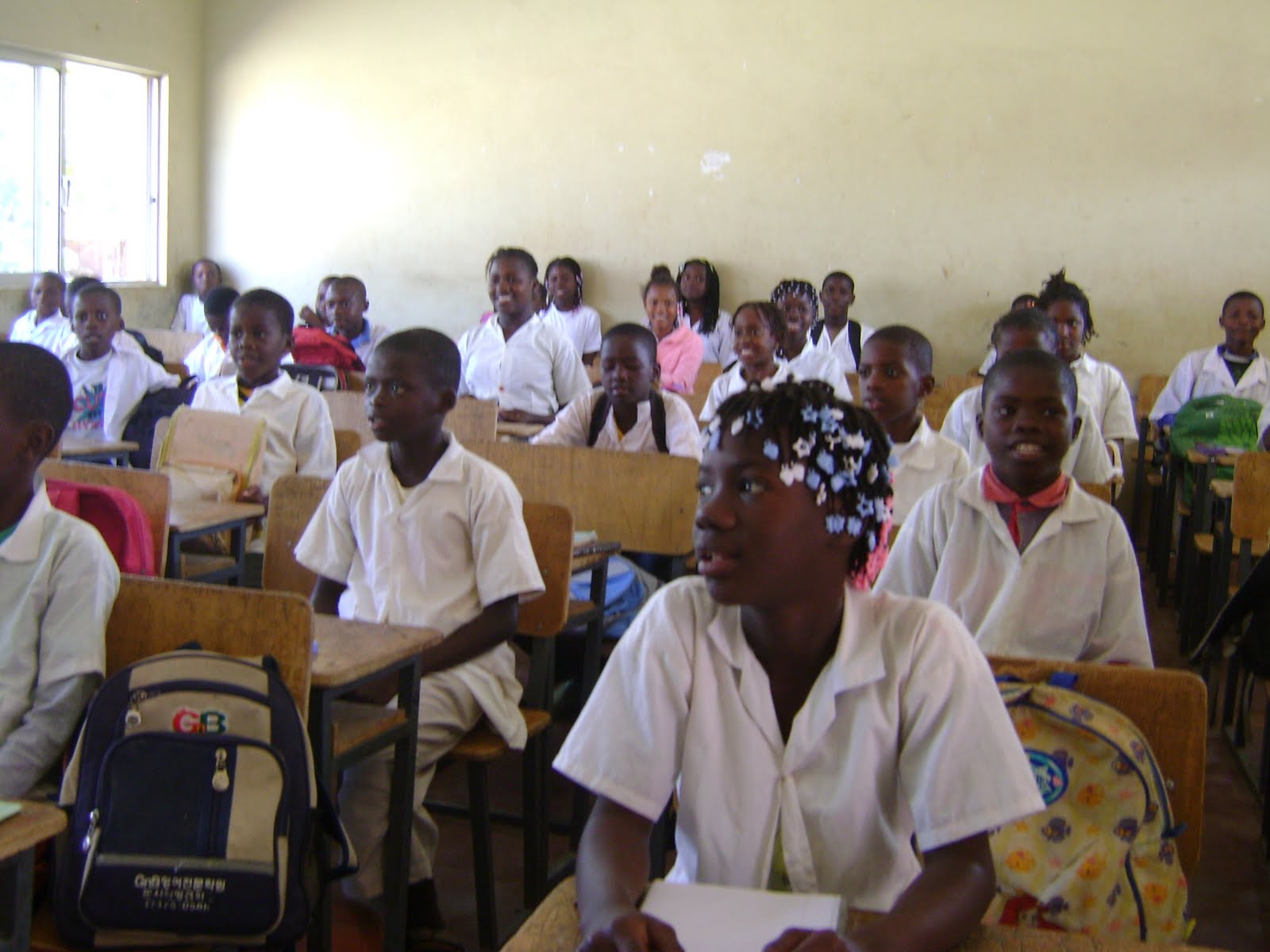 Um tempo em Angola e por outras partes do mundo...: Visita a uma Escola ...