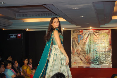 Roushika Reikhi: "FASHION" Anchor Video & Photo