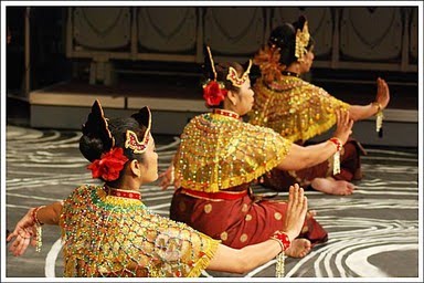 WaRnA WaRnI TeReNgGaNu: Tarian Mak Yong