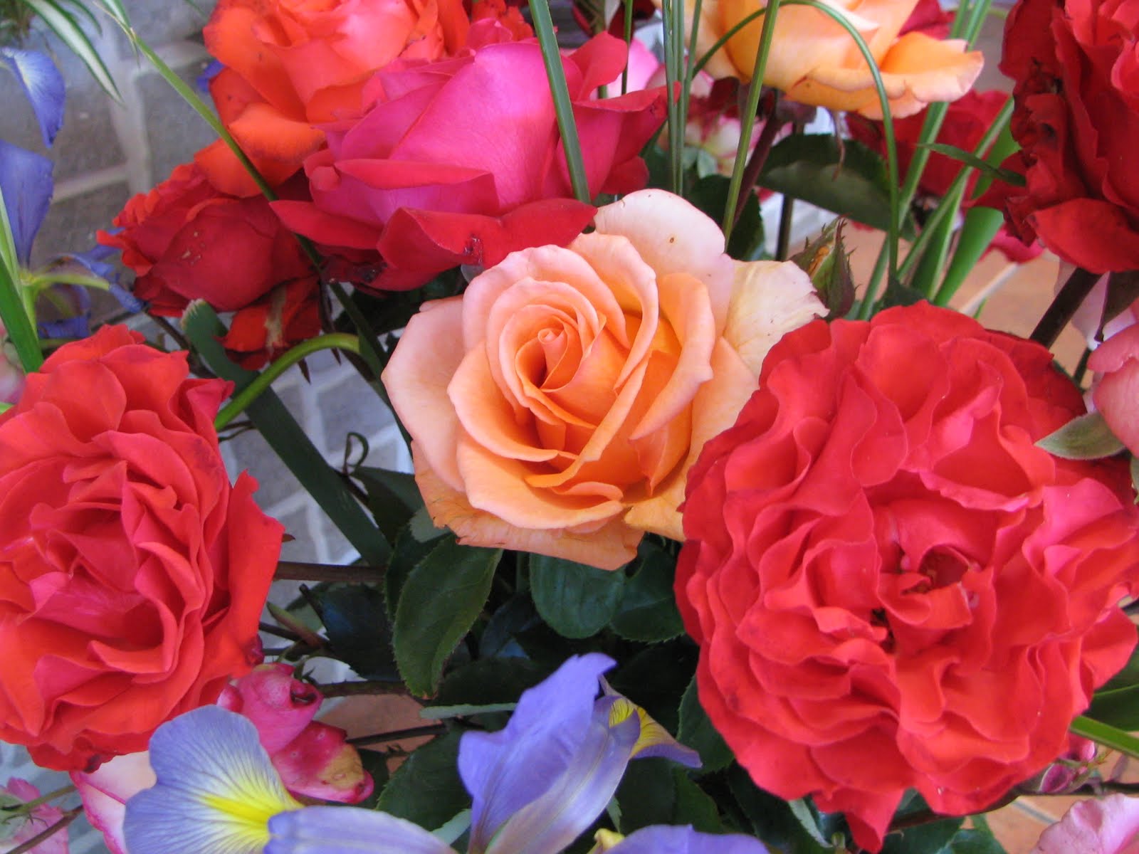 LA MULTI ANI, ROMANIA!: Buchete de flori