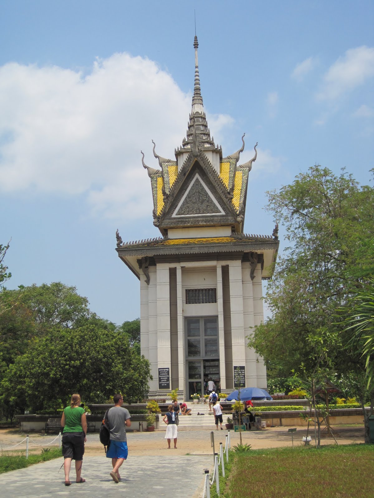 Em & Tola's Travel Blog: Day 89 - Phnom Phen - City of Contrasts