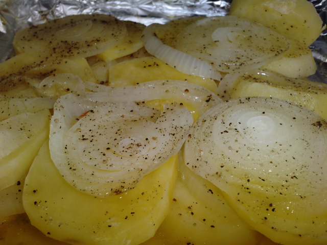 Cocina sin crueldad: PAPAS CON CEBOLLAS AL HORNO