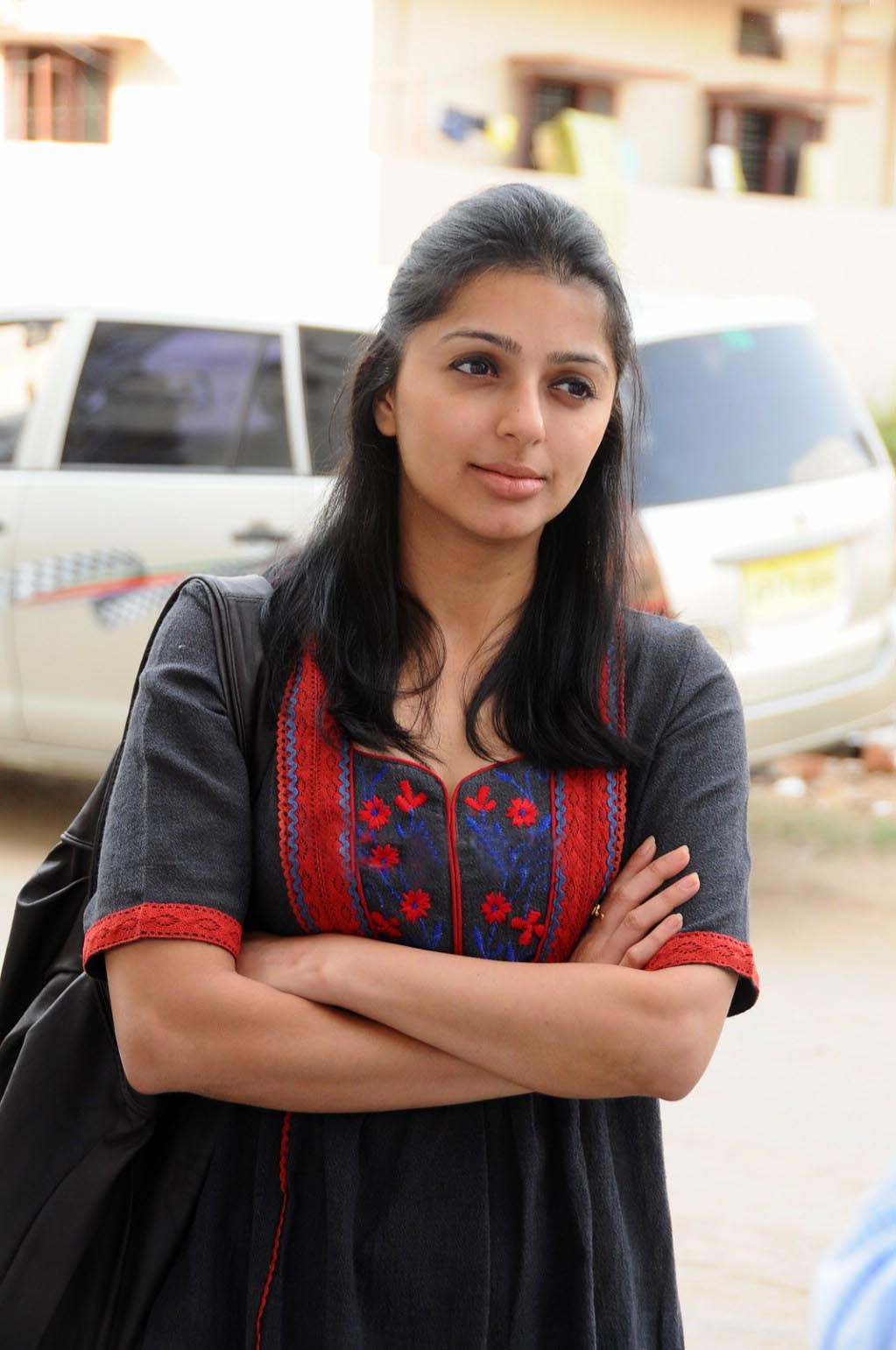 download free bhumika wallpapes: Bhumika Chawla Unseen Stills Spotted ...