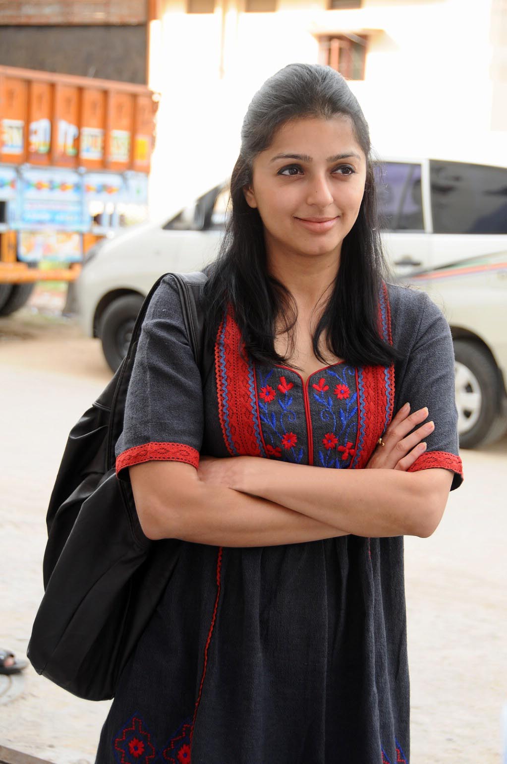 download free bhumika wallpapes: Bhumika Chawla Unseen Stills Spotted ...