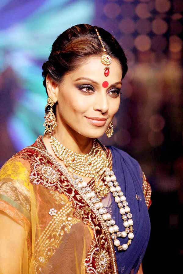 Bipasha Basu in Traditional Look Ramp walk Photo Set | Phototadka