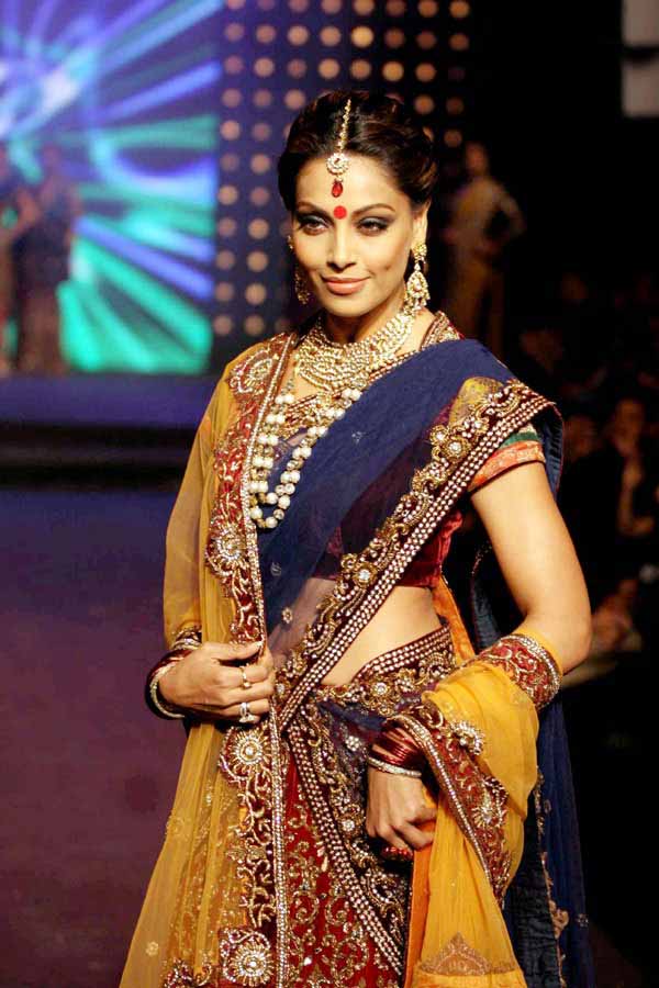 Bipasha Basu in Traditional Look Ramp walk Photo Set | Phototadka