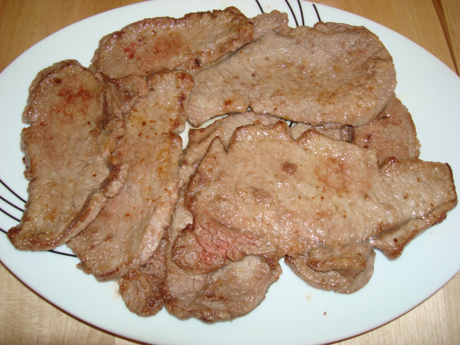 A LA MESA...Y RICO: Escalopines de ternera con salsa roquefort