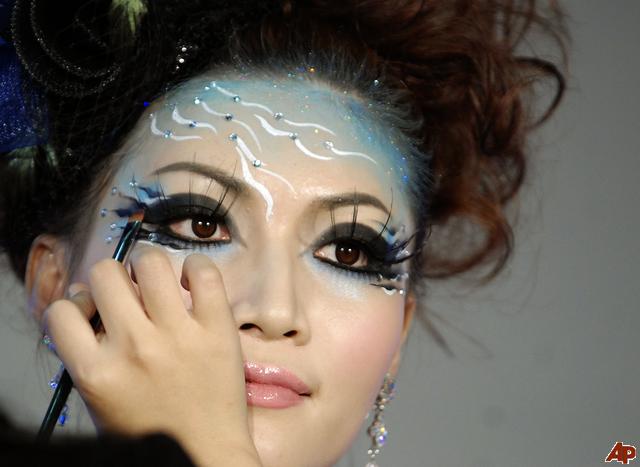 Miss Dominika's Style Box: Değişik Makyajlar..