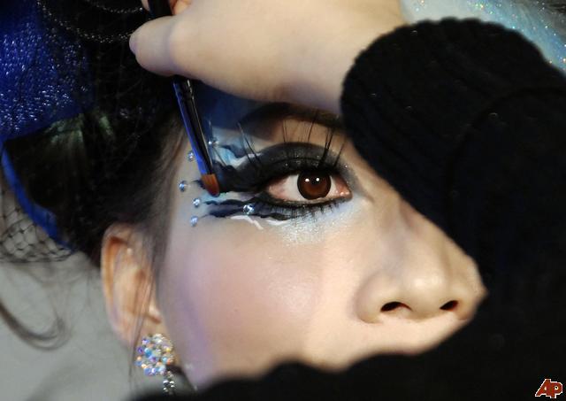 Miss Dominika's Style Box: Değişik Makyajlar..