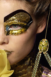 Miss Dominika's Style Box: Değişik Makyajlar..