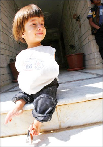 LITTLE BOY WITHOUT ARMS:LetzWave.BlogSpot.com