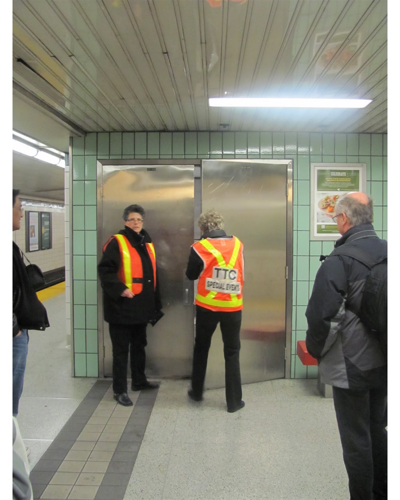 The World of Gord: A Gord's Eye View of Toronto- Lower Bay Subway Station