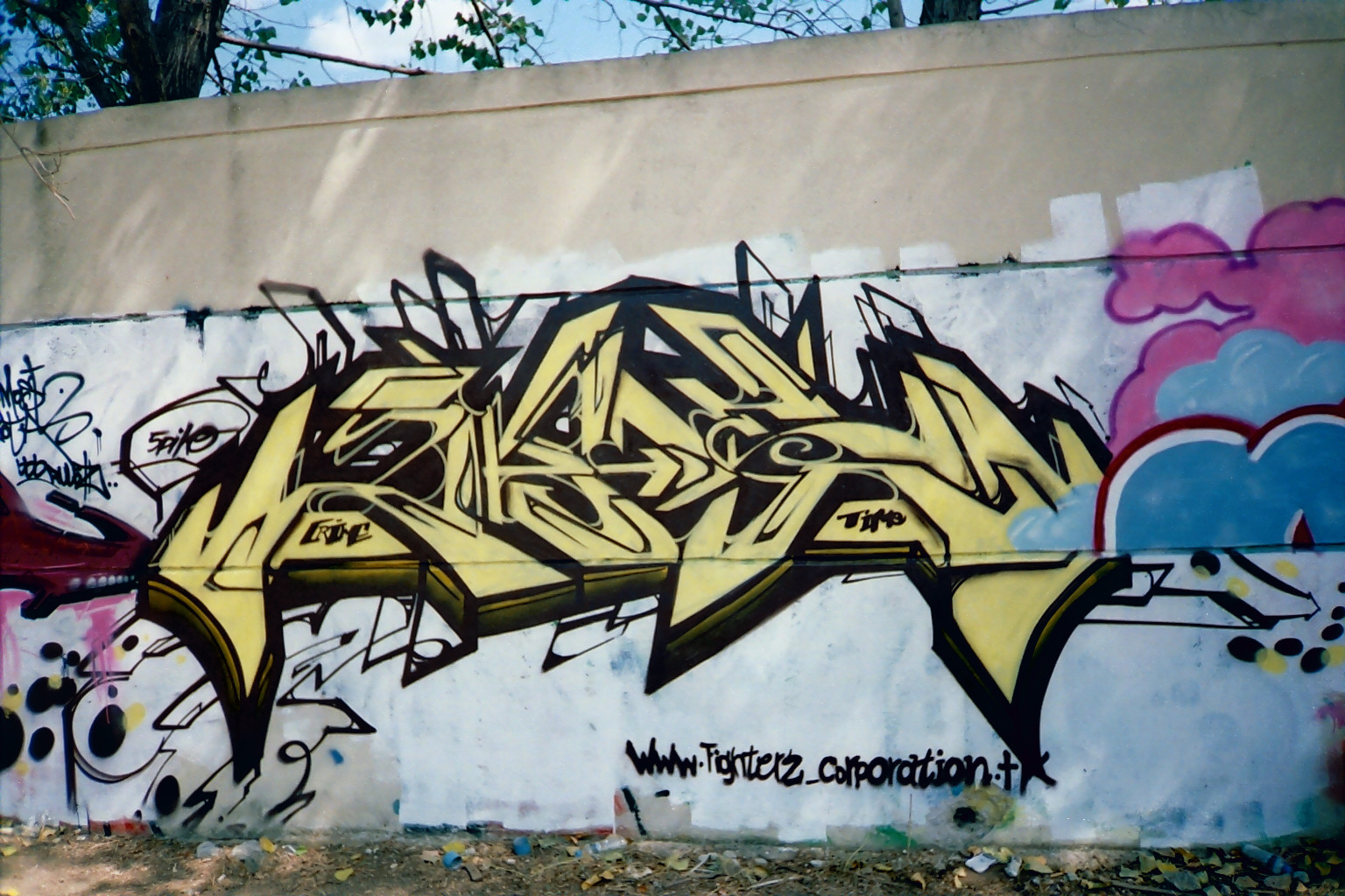 Graffiti in Xanthi | A Collective: Spike-Roots, Φεστιβάλ Γήπεδο Ασπίδας ...