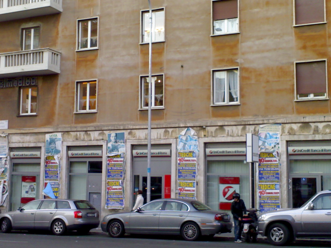 ROMA FA SCHIFO: Il famoso palazzo-lavagna di Piazza Tuscolo