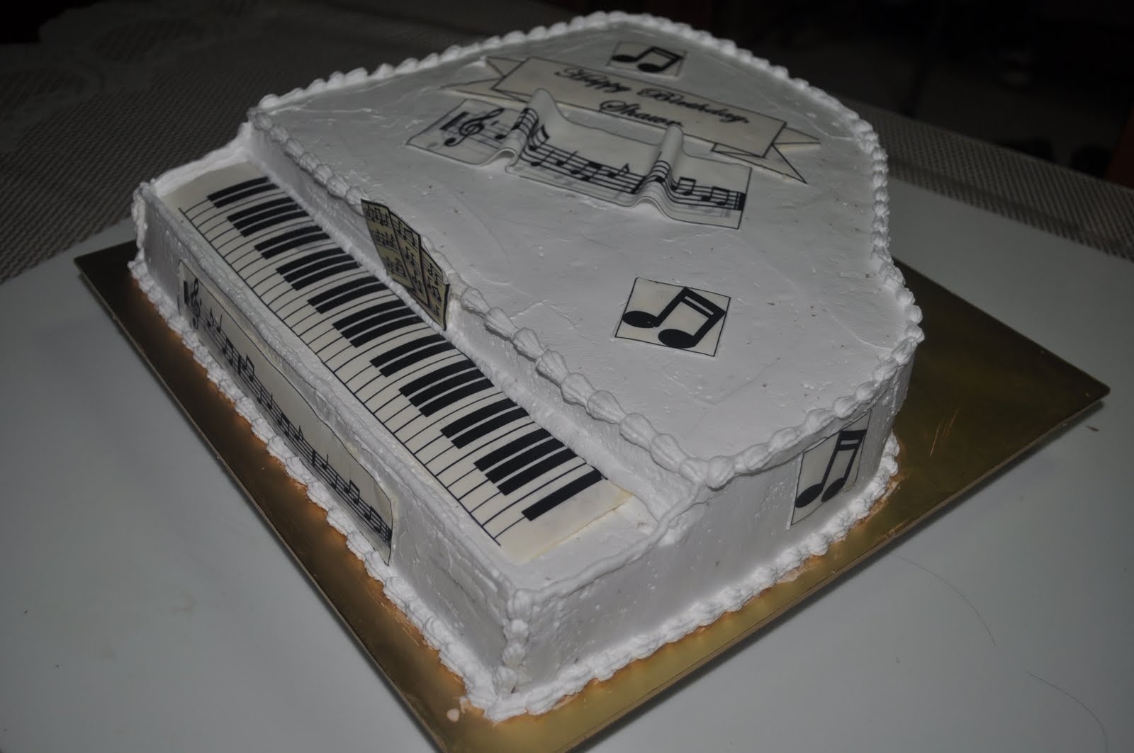 Izah's Kitchen: 3D Piano Cake