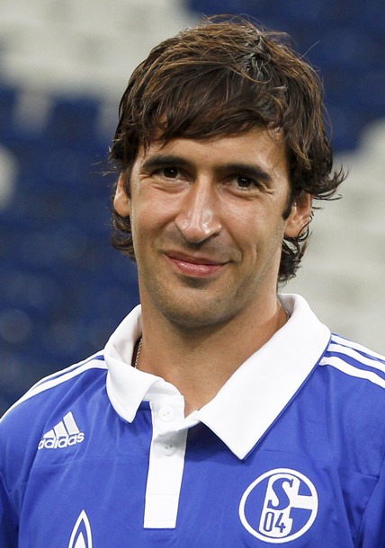 SOCCER PLAYER NEW PICTURES: Raul Gonzalez Blanco New Forward Player ...