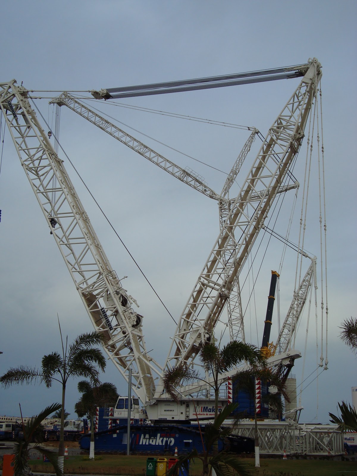 Guindastes Telescópicos: GUINDASTES SOBRE ESTEIRAS AUMENTAM A ...