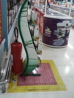 Super SHE: Extintor obstruído.