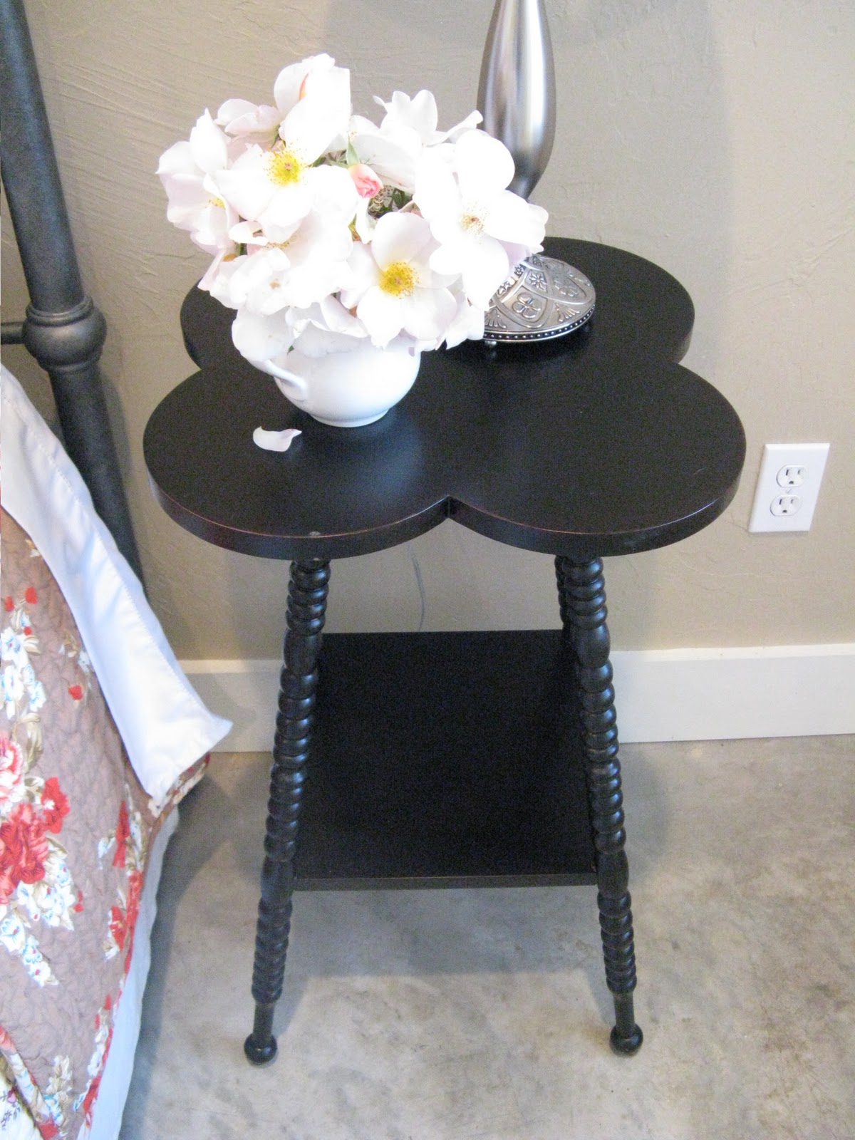 Clover leaf table