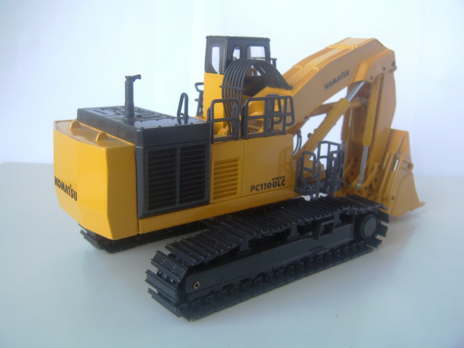 Máquinas à Escala: Komatsu PC1100 LC-6 Avance (2000) - 1/50 - Joal