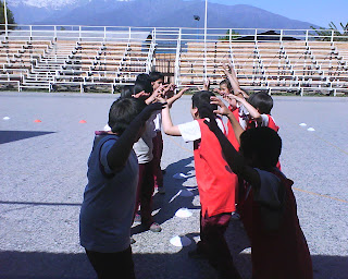 UCINF - PRACTICA II: ``niños del taller jugando al cachipun gigante``