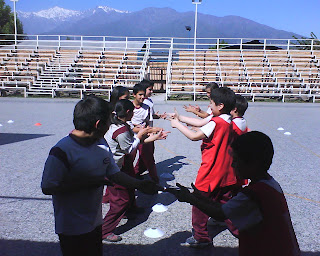 UCINF - PRACTICA II: ``niños del taller jugando al cachipun gigante``