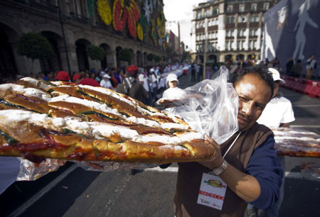 Amaze Pics & Vids: World’s Biggest Sweet-Bread, Mexico Sets World Record...