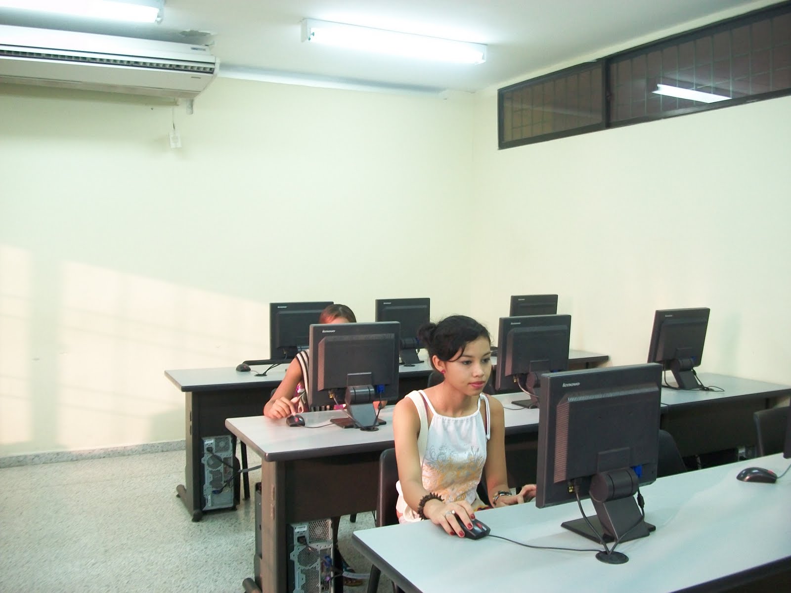 estructura interna de la upc: sala de informática (campus)
