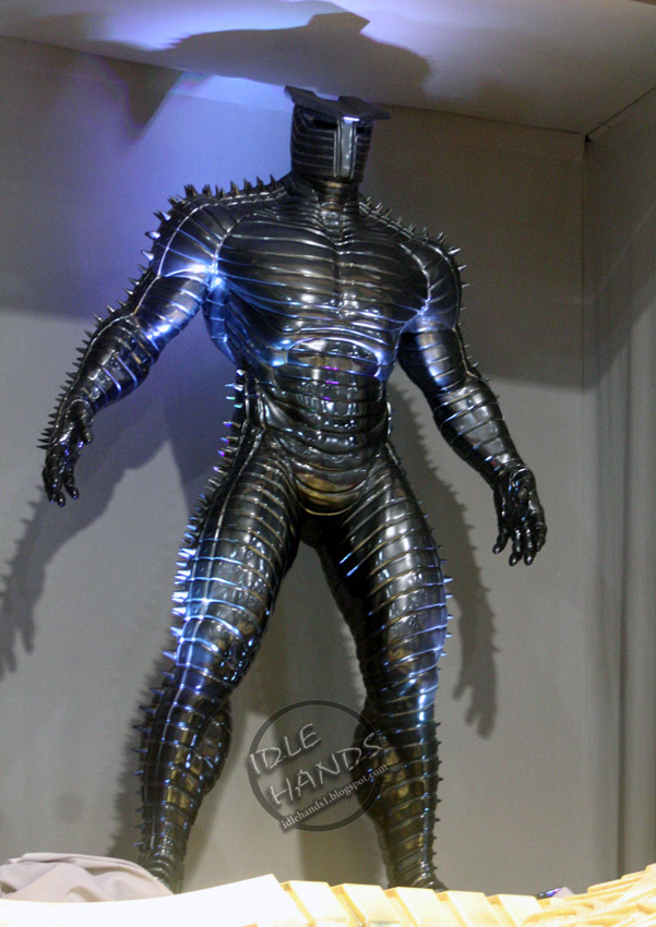 Close-up images of the armors in the background of the new Iron Man 3 ...