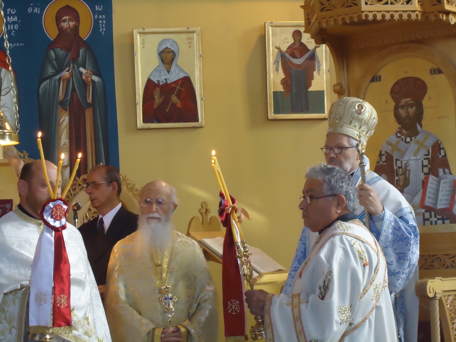 Justine's Blog: Η Υψωση του Τιμίου Σταυρού στο Λαβάλ με πατερούλη