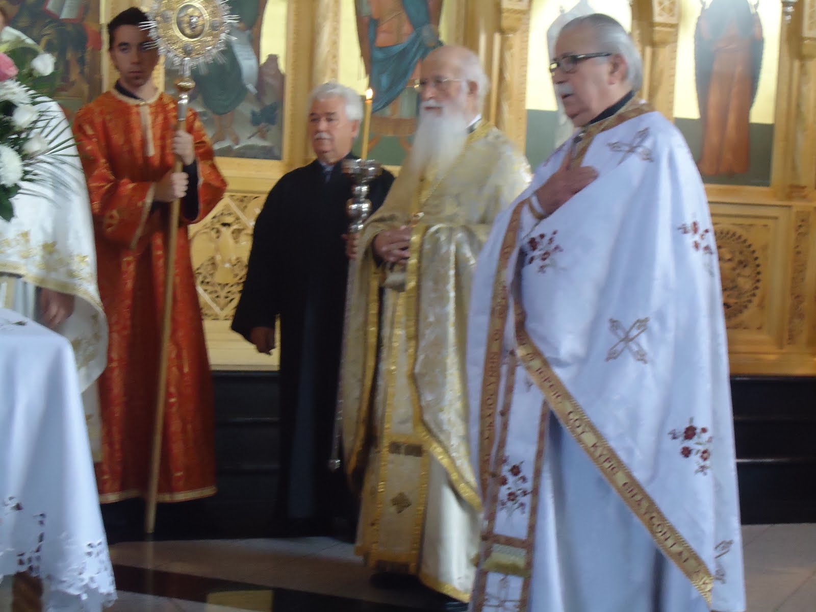 Justine's Blog: Η Υψωση του Τιμίου Σταυρού στο Λαβάλ με πατερούλη