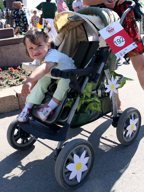 Funny Free Pics: Custom Strollers Parade In Russia