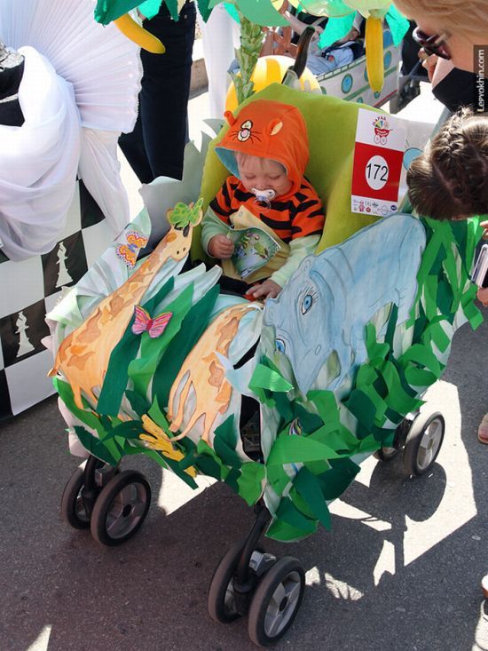 Funny Free Pics: Custom Strollers Parade In Russia