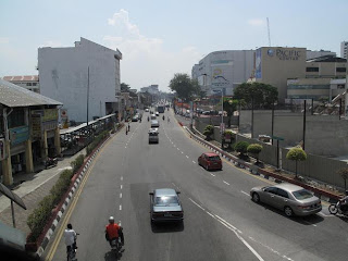Jules eating guide to Malaysia & beyond: Walking across the bridge ...
