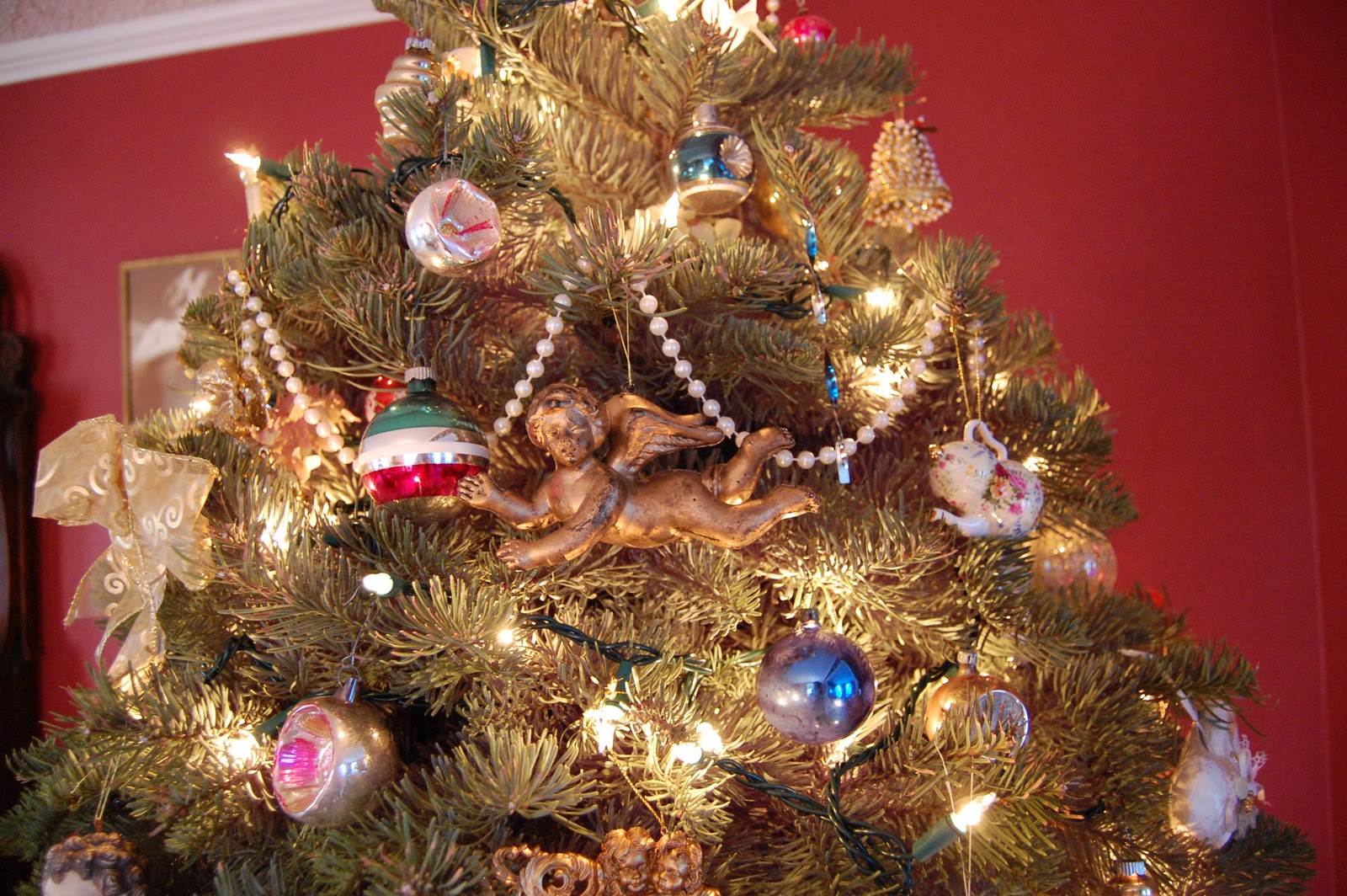 saltbox treasures: A Victorian Christmas Tree