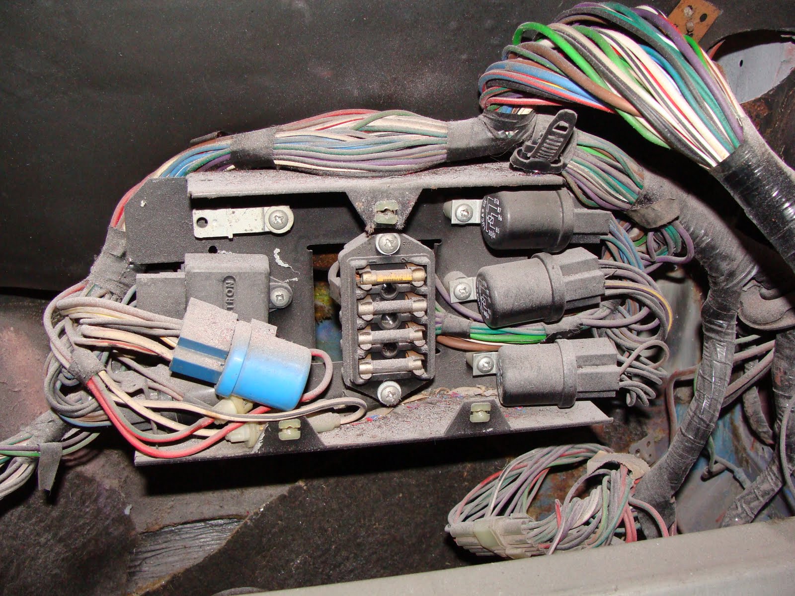 Triumph TR7V8 coupé: Removing the fuse box