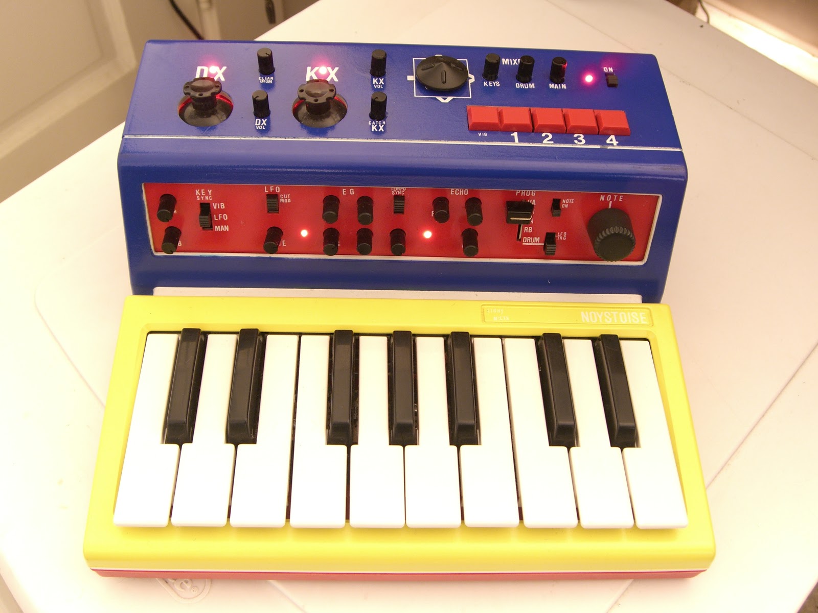 NOYSTOISE: "Light Miles" toy synth