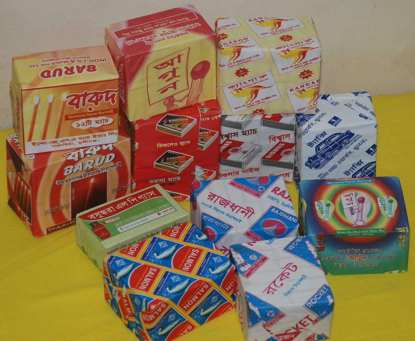 MATCHBOXES AND LABELS COLLECTION: DOZEN MATCHBOXES