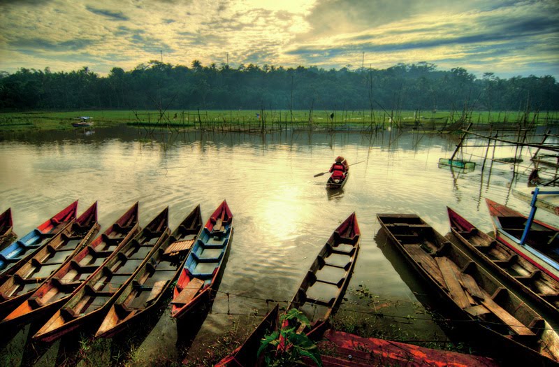 Indonesia Travel Photography: FISHERMAN OF RAWA PENING