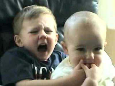 Charlie bit my finger - again!: O vídeo mais visto do Reino Unido em 2009