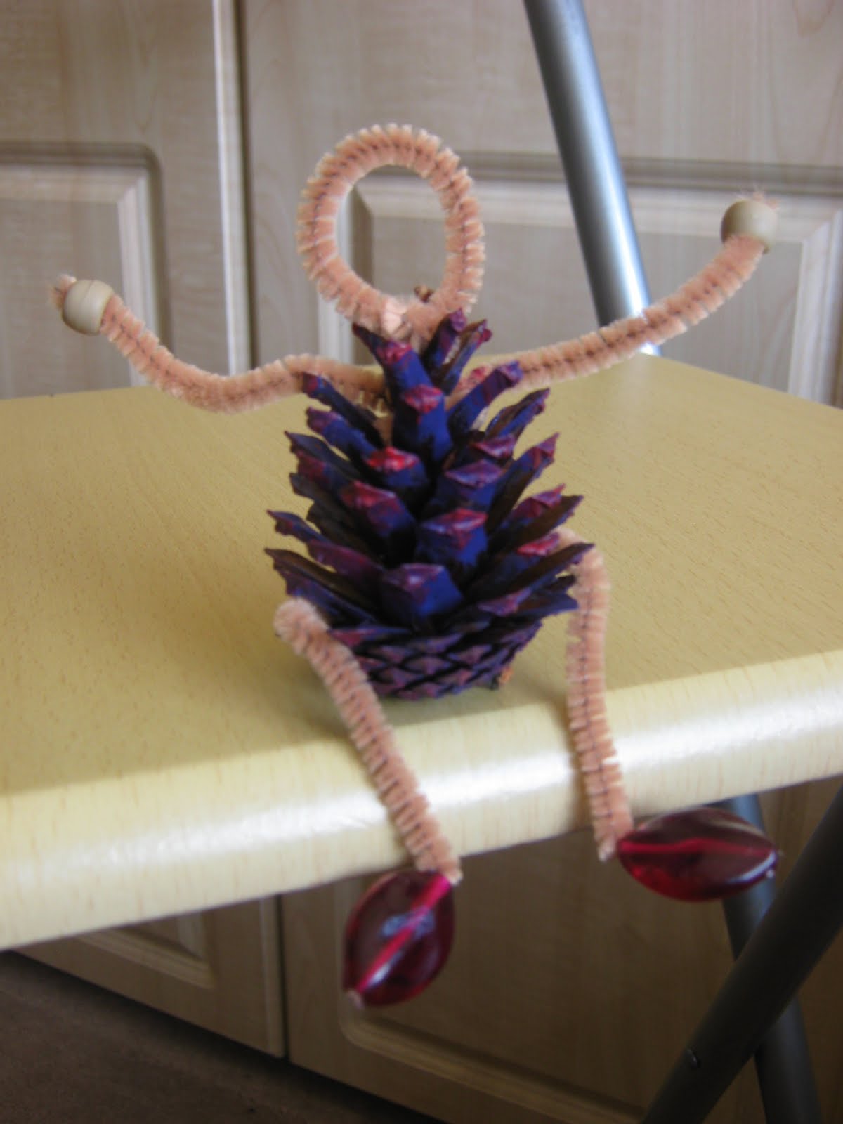 The Craft-Arty Kid (Old blog): Pine cone people