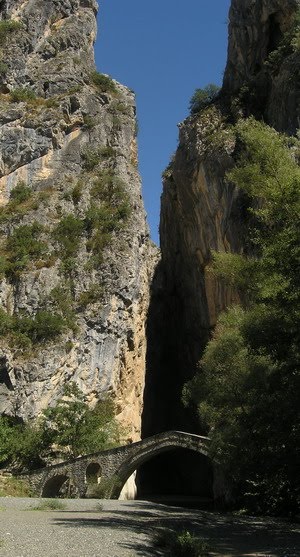 ΤΑΞΙΔΙΑ ΜΕ ΕΝΑΝ ΕΥΡΥΓΩΝΙΟ: ΓΡΕΒΕΝΑ