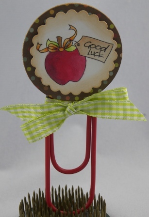 Smells Like Homemade: Tuesday Tutorial: Paper Clip Bookmark