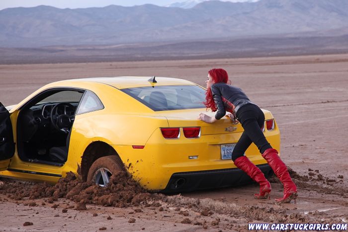 cool and amazing pictures: Car Stuck Girls