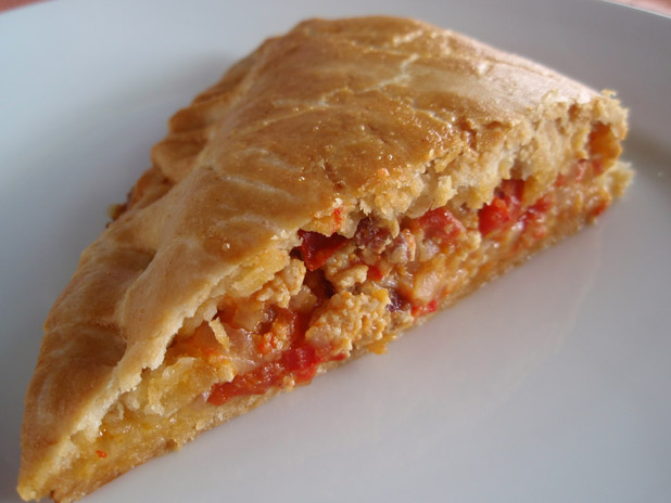 EMPANADA DE POLLO CON JAMÓN Y SOFRITO