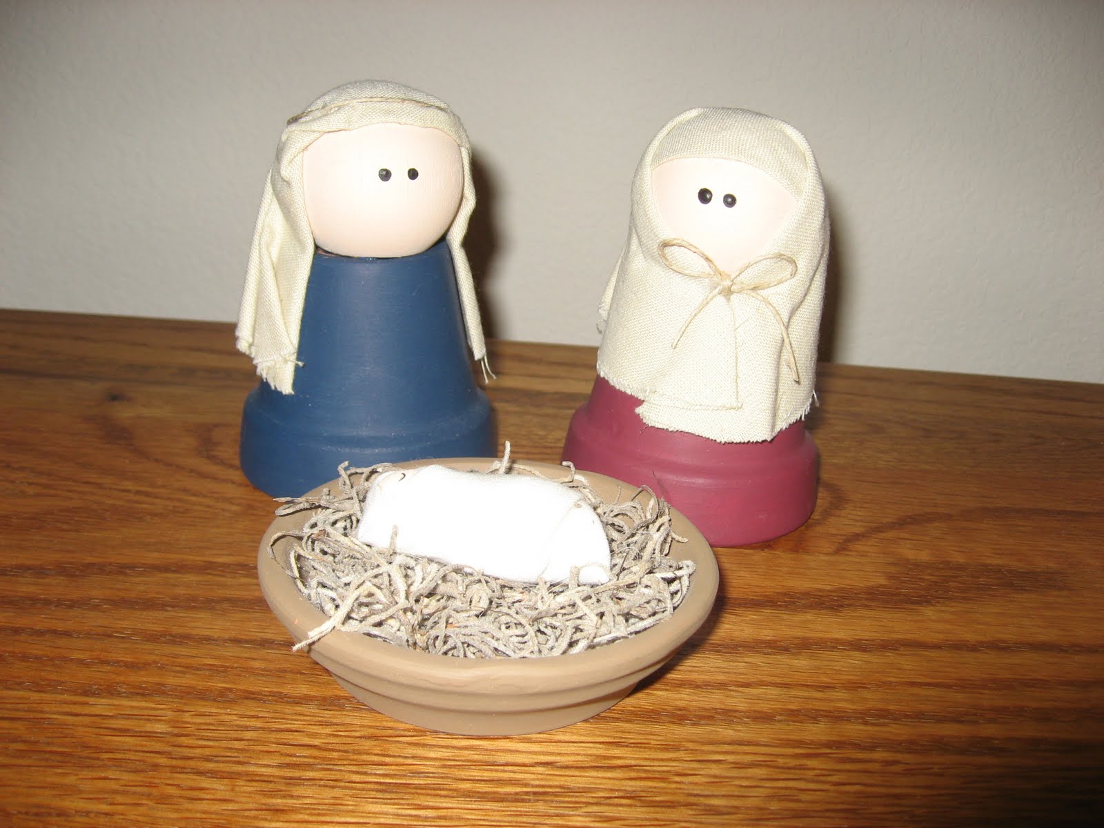 Leslie's Latest Creations: Finish It Friday: Clay Pot Nativity