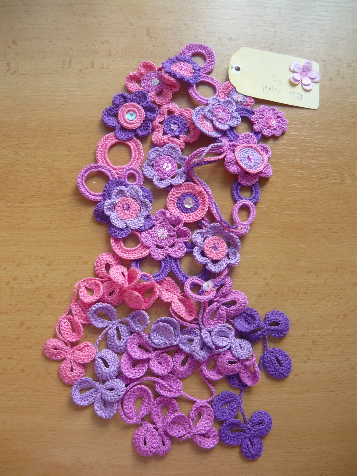 Hainute Colorate...: Coliere crosetate si accesoriu de par...