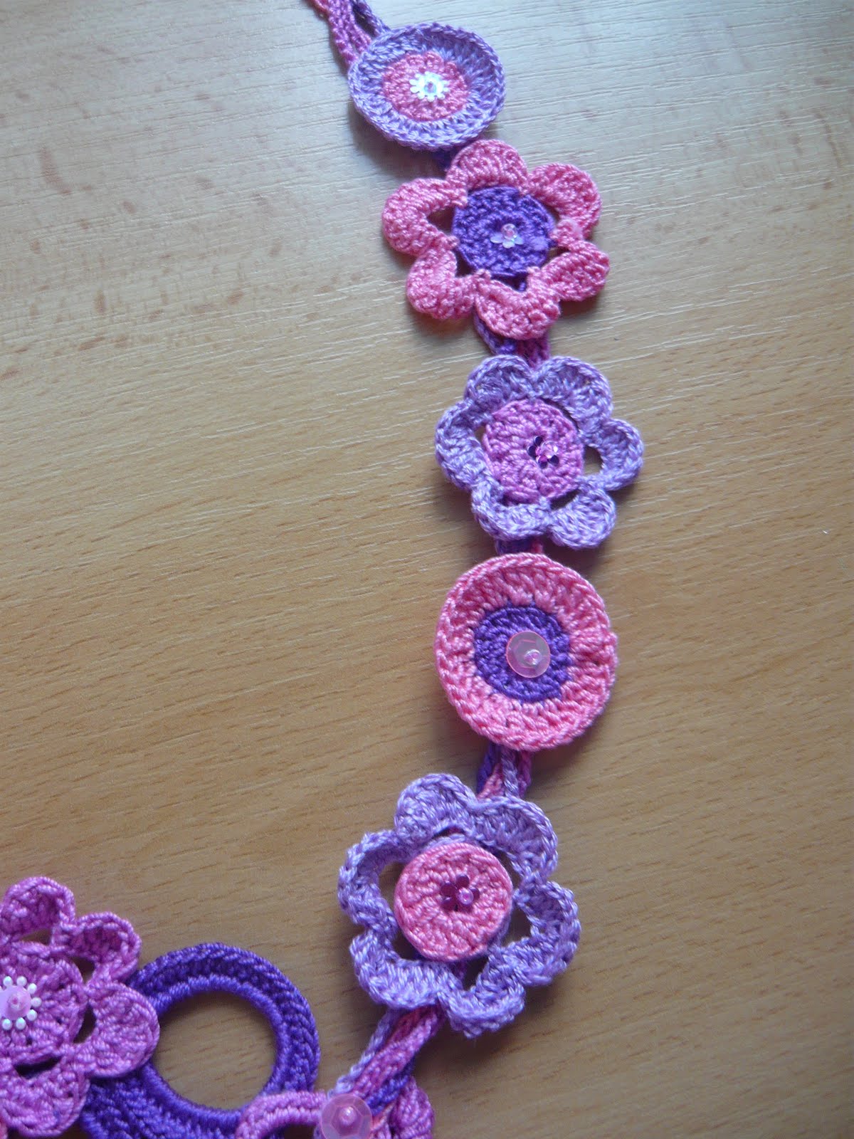 Hainute Colorate...: Coliere crosetate si accesoriu de par...