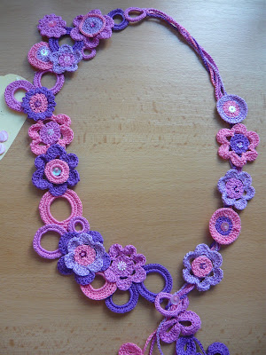 Hainute Colorate...: Coliere crosetate si accesoriu de par...