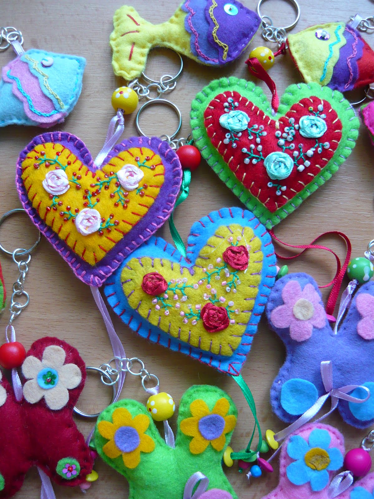 Hainute Colorate...: Creatii din fetru,bratari textile,gentute brodate